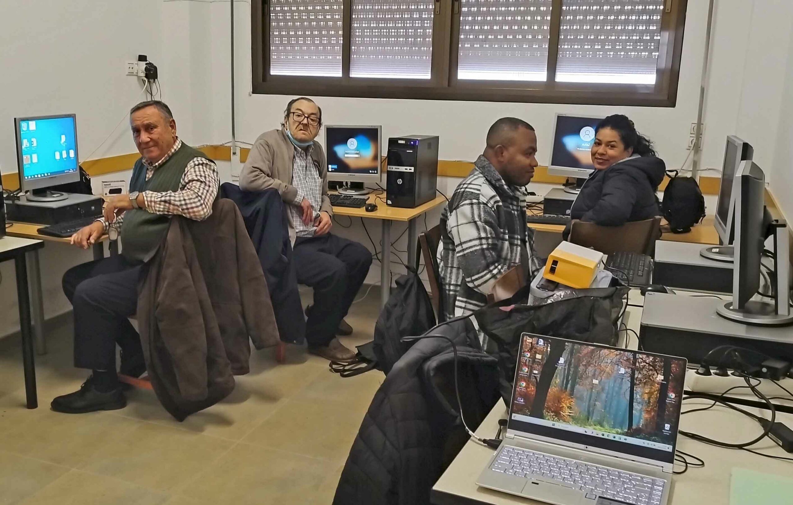 Acompañar a las personas a superar la brecha digital - Cáritas Valencia